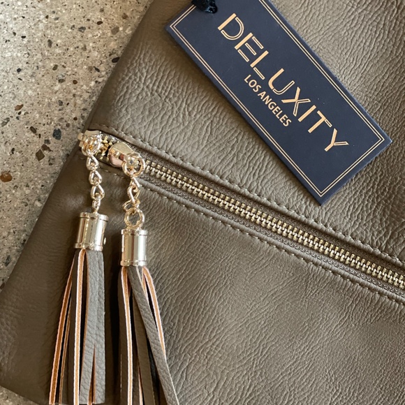 Deluxity | Bags | Nwt Deluxity Crossbody Bag Purse With Tassel Taupe ...